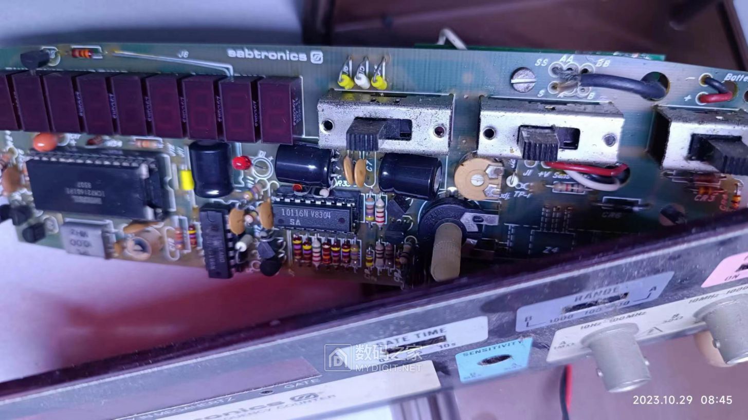 约40年前瑞士产的1ghz频率计sabtronics 8000简单测试和拆解,有幸找到电路图 - 拆机乐园 数码之家