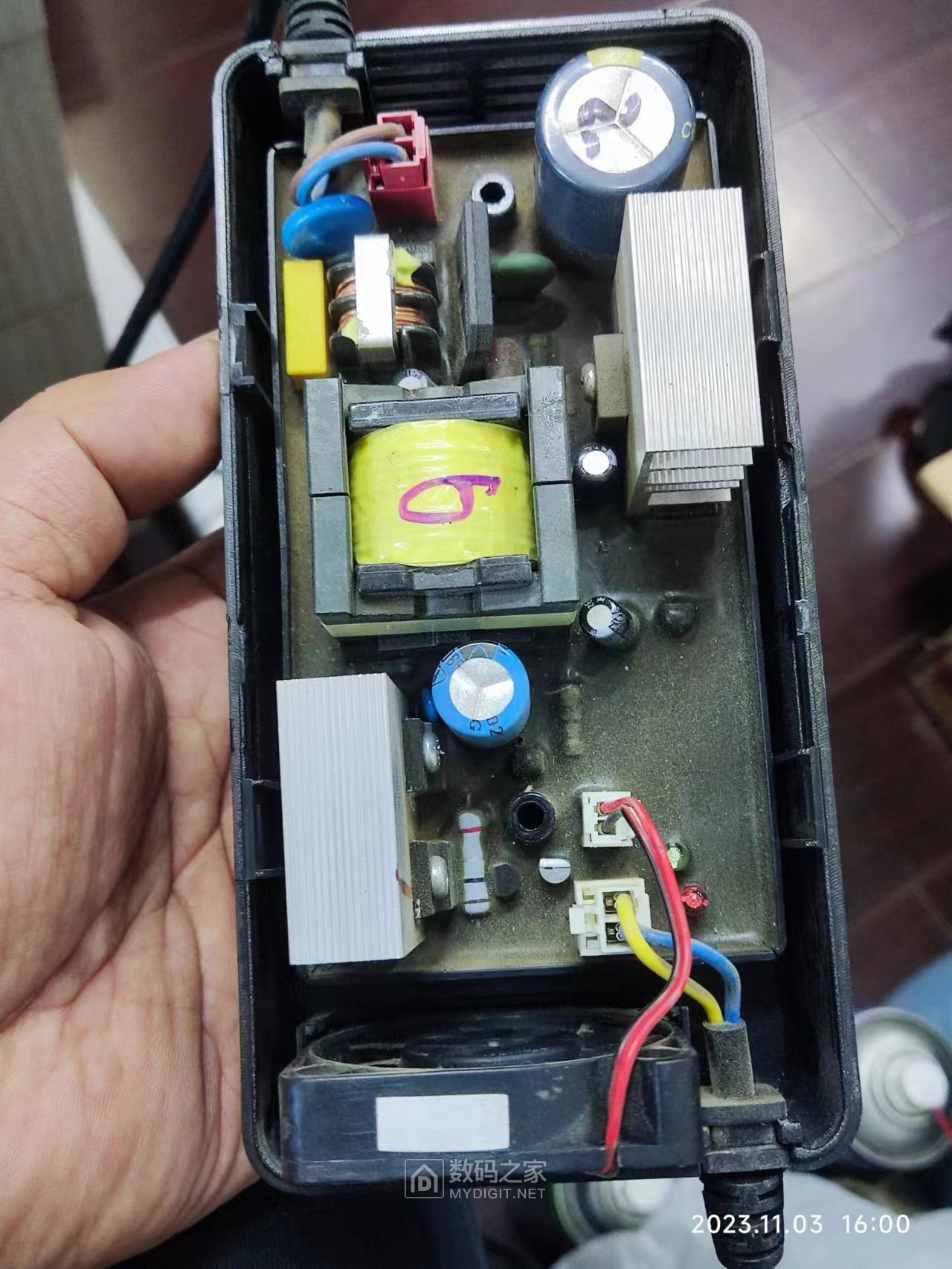 咸鱼上收的西普尔代工雅迪DMQS6030-01铅酸电池充电器，60V3A，2021年11月产 - 拆机乐园 数码之家