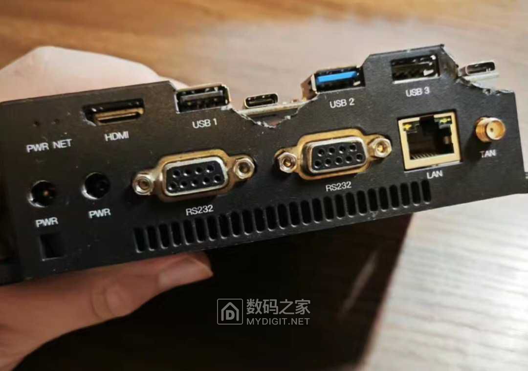 这种有两个RK3399的盒子可玩性怎么样 能刷什么系统 - 拆机乐园 数码之家