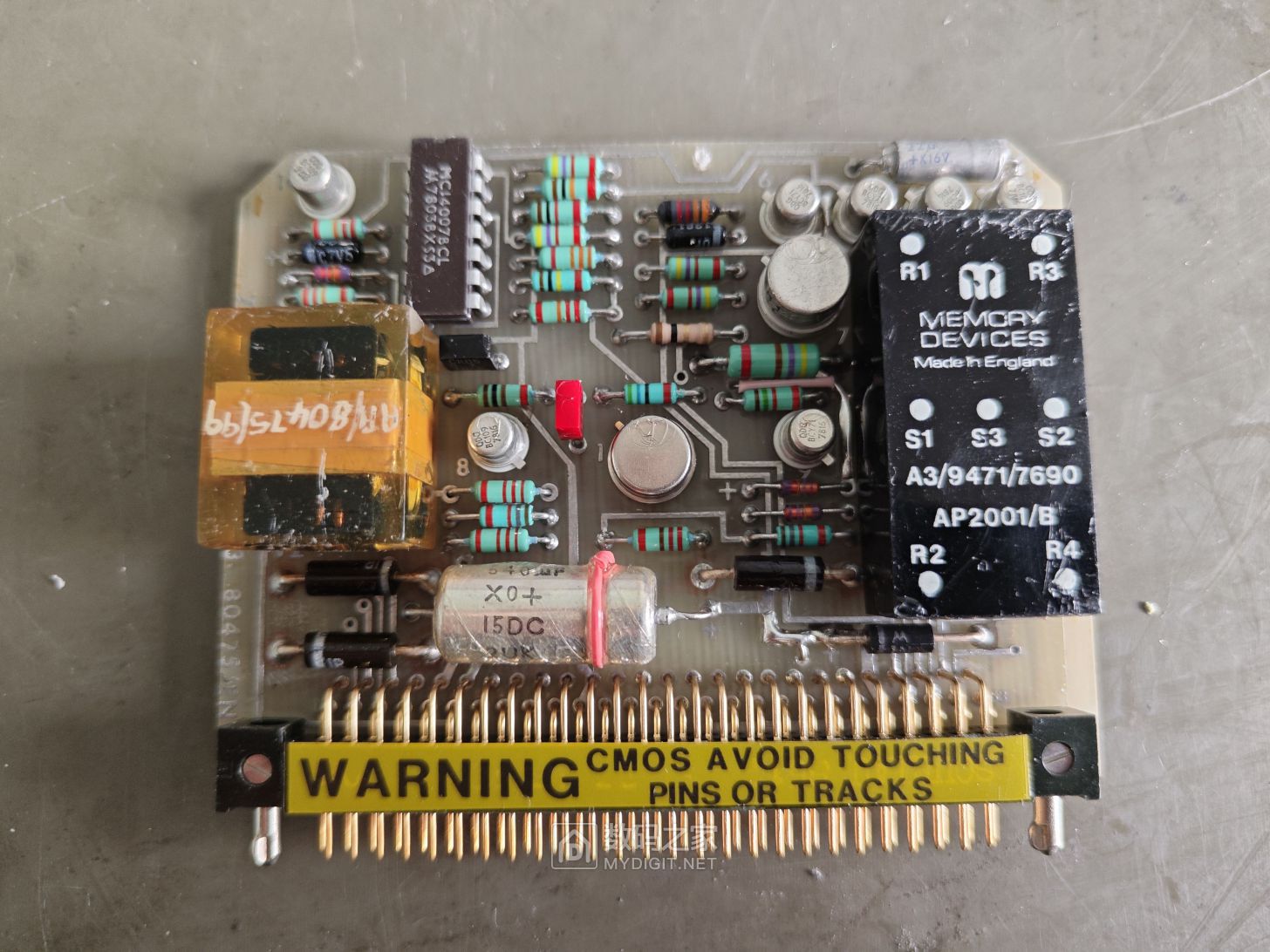 英国战斗机上的不知啥用途的控制显示台 - 行业拆客 数码之家