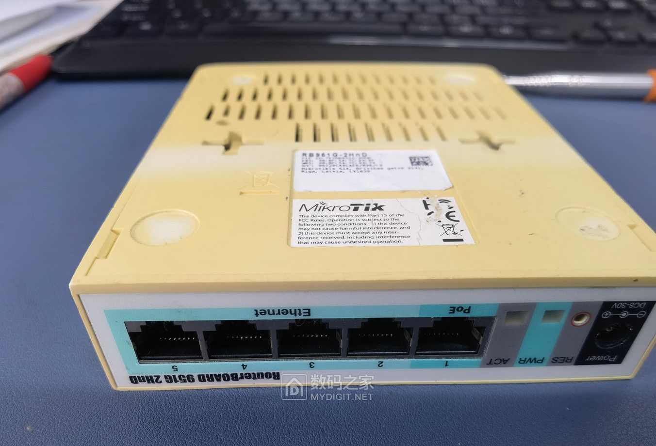 继续拆个古老的路由器，能认识的很少：mikrotik rb751g-2hnd的哥哥 rb951g-2hnd - 拆机乐园 数码之家
