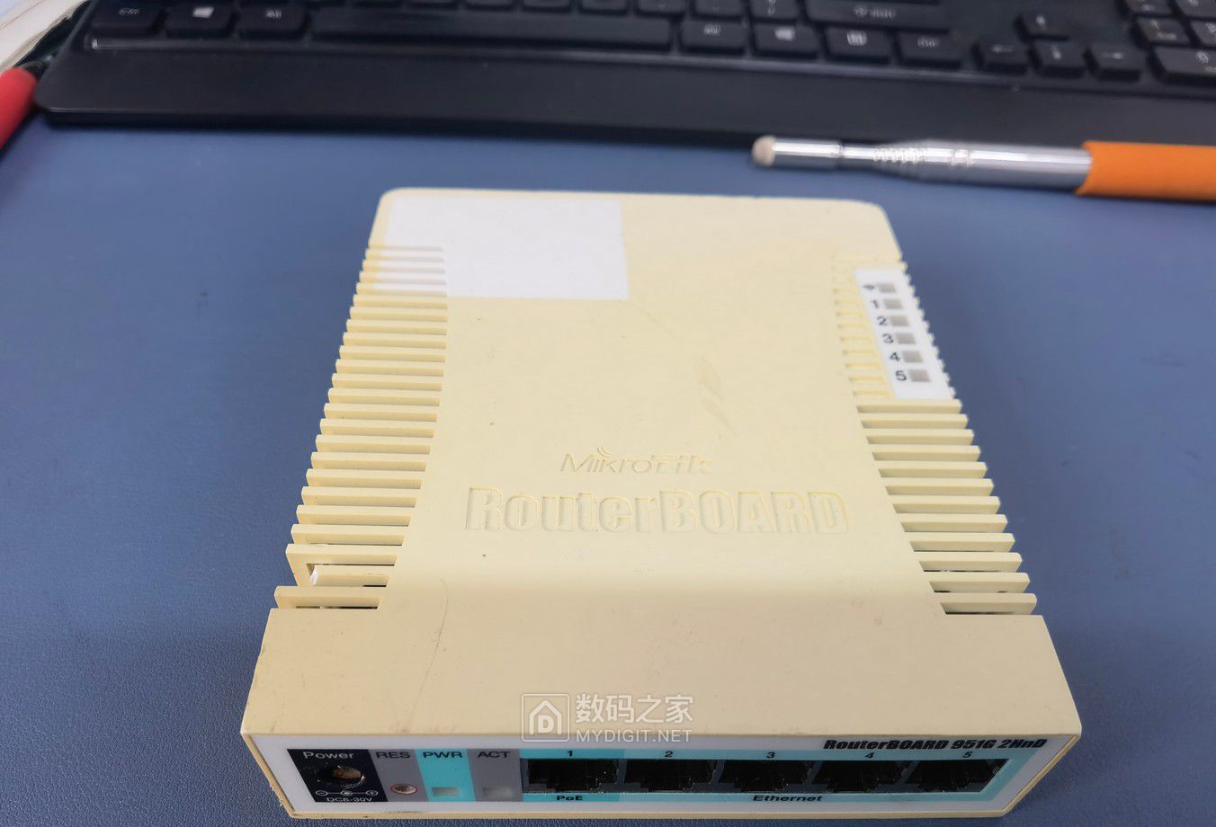 继续拆个古老的路由器，能认识的很少：mikrotik rb751g-2hnd的哥哥 rb951g-2hnd - 拆机乐园 数码之家