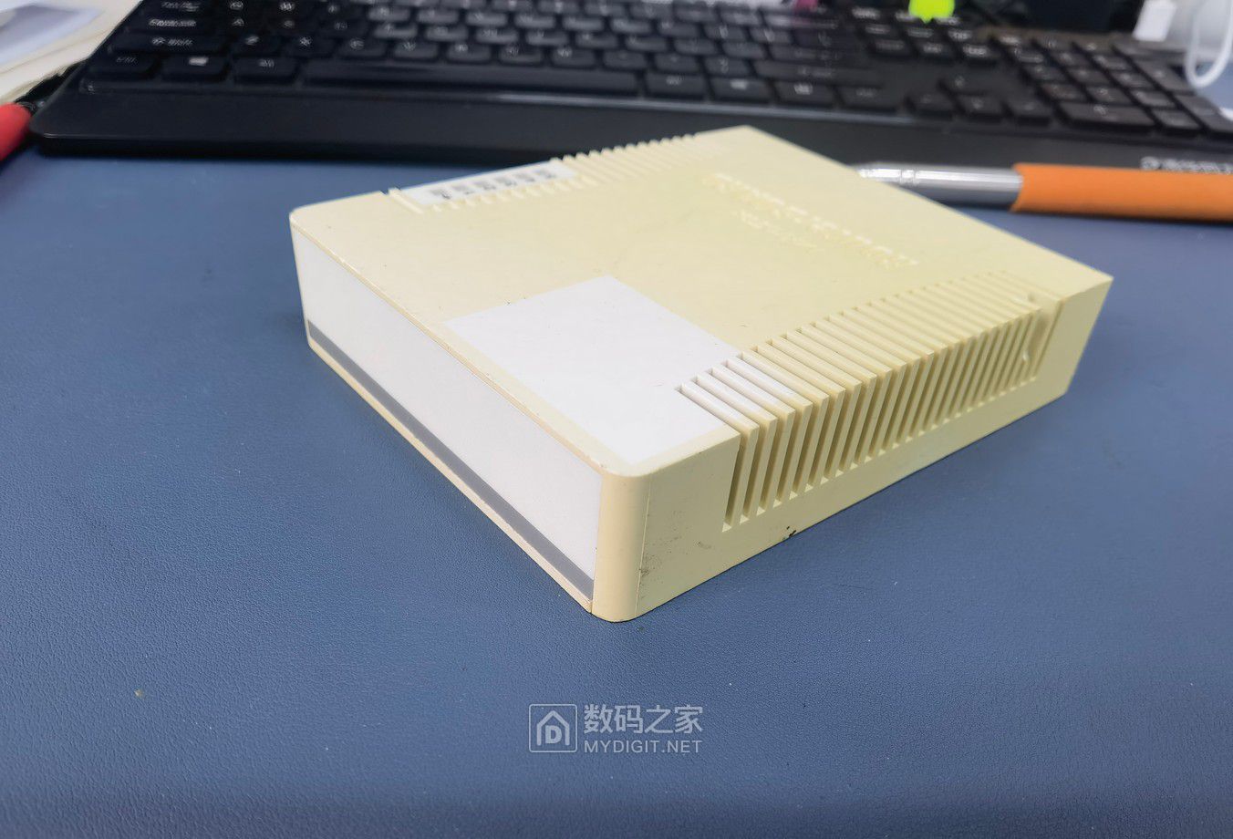 继续拆个古老的路由器，能认识的很少：mikrotik rb751g-2hnd的哥哥 rb951g-2hnd - 拆机乐园 数码之家