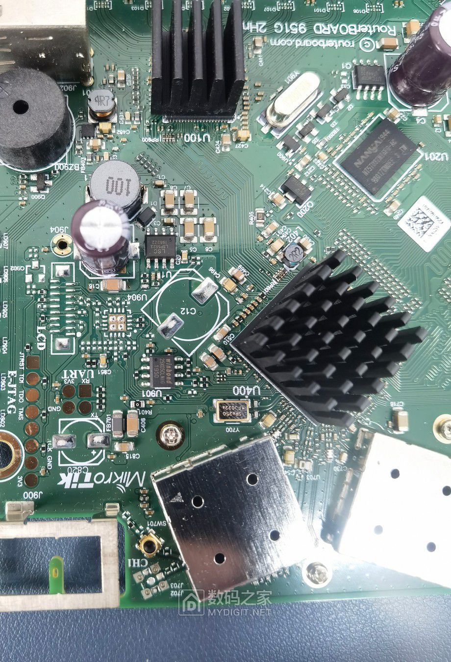 继续拆个古老的路由器，能认识的很少：mikrotik rb751g-2hnd的哥哥 rb951g-2hnd - 拆机乐园 数码之家