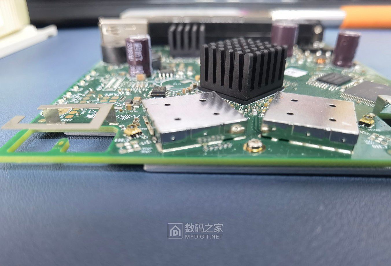 继续拆个古老的路由器，能认识的很少：mikrotik rb751g-2hnd的哥哥 rb951g-2hnd - 拆机乐园 数码之家