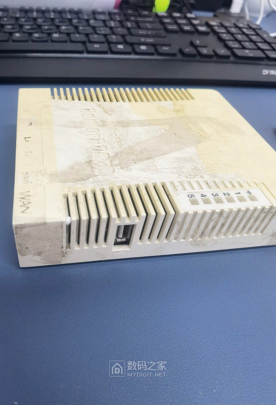 继续拆个古老的路由器，能认识的很少：mikrotik rb751g-2hnd的弟弟rb751-2hnd - 拆机乐园 数码之家