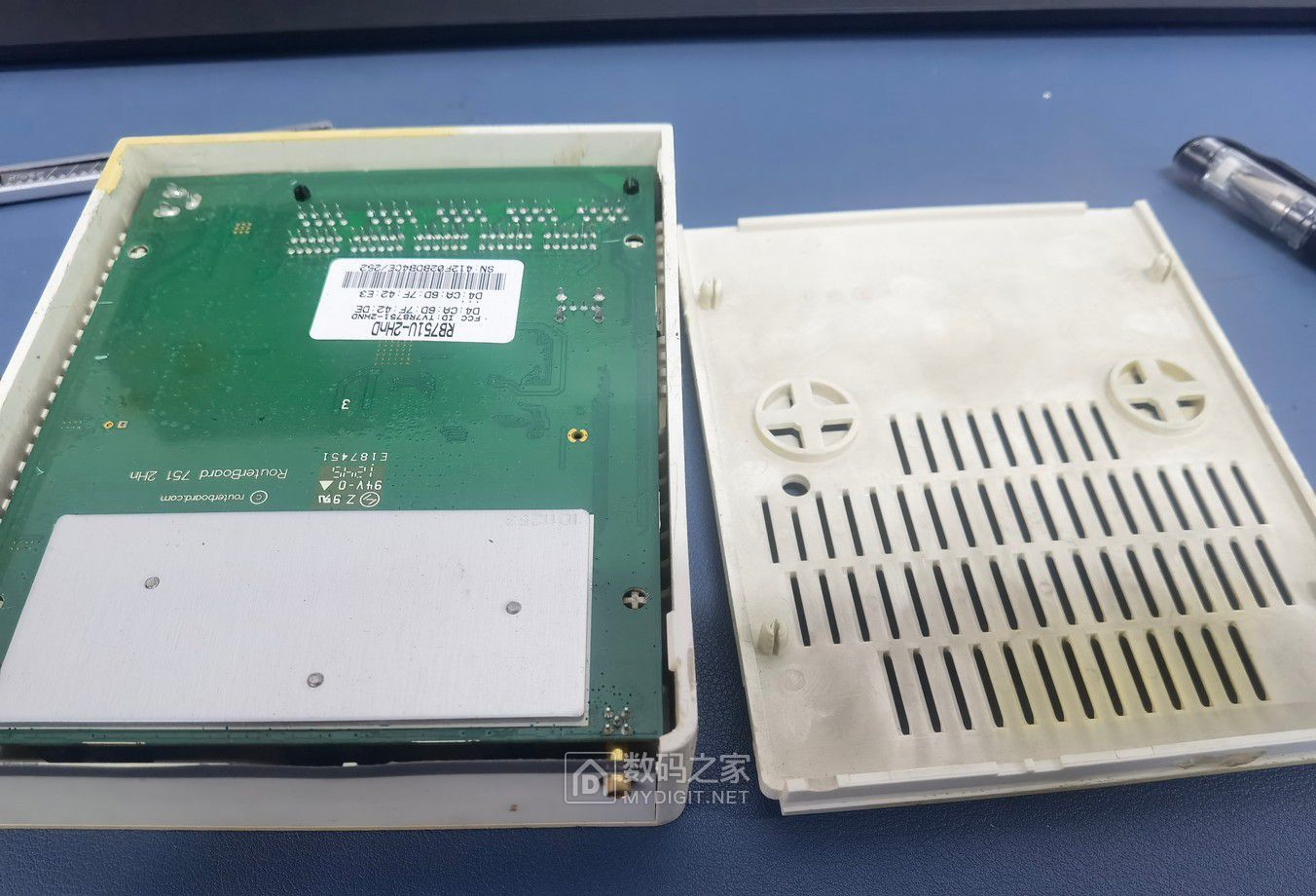 继续拆个古老的路由器，能认识的很少：mikrotik rb751g-2hnd的弟弟rb751-2hnd - 拆机乐园 数码之家