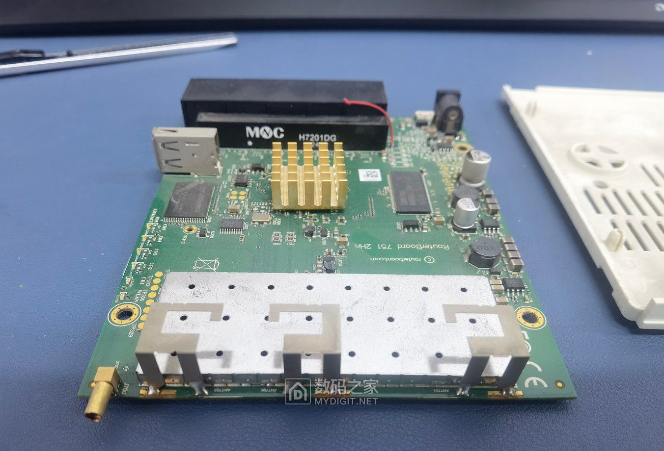 继续拆个古老的路由器，能认识的很少：mikrotik rb751g-2hnd的弟弟rb751-2hnd - 拆机乐园 数码之家