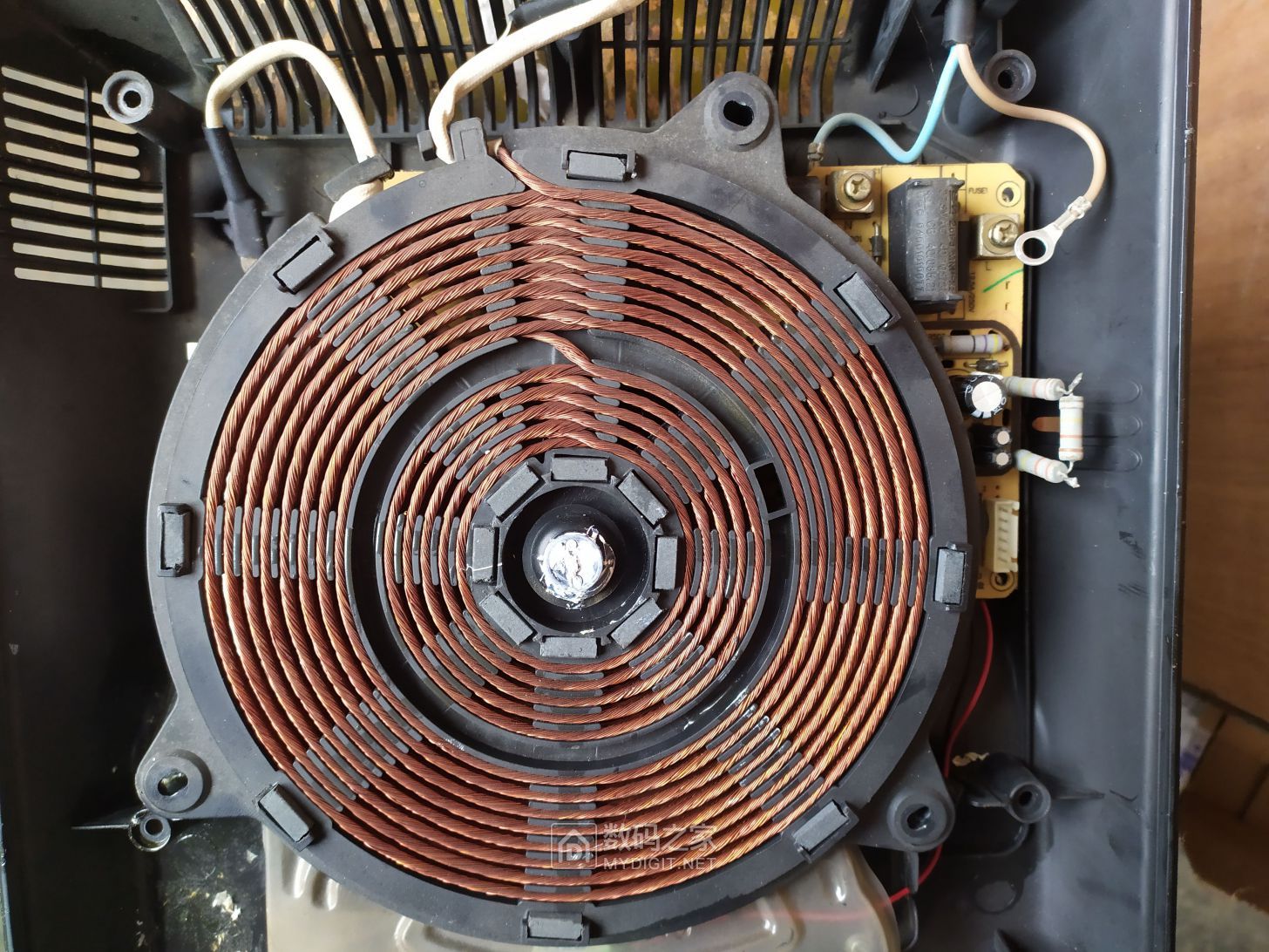 维修九阳JYC-21ES10电磁炉显示E4故障 - 维修达人 数码之家