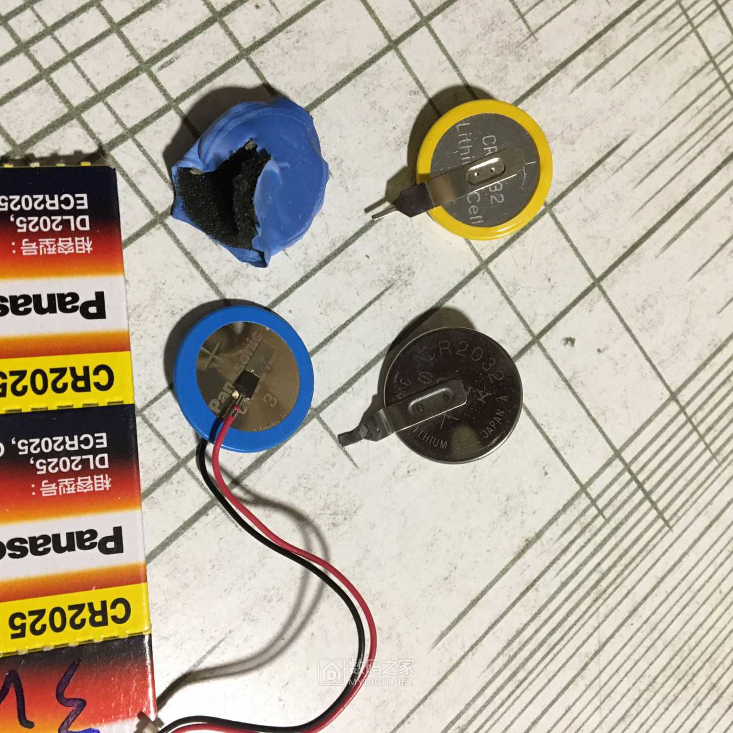 用了15年的笔记本纽扣电池没有电了 掉时间，换个2013年买的CR2023 - 拆机乐园 数码之家