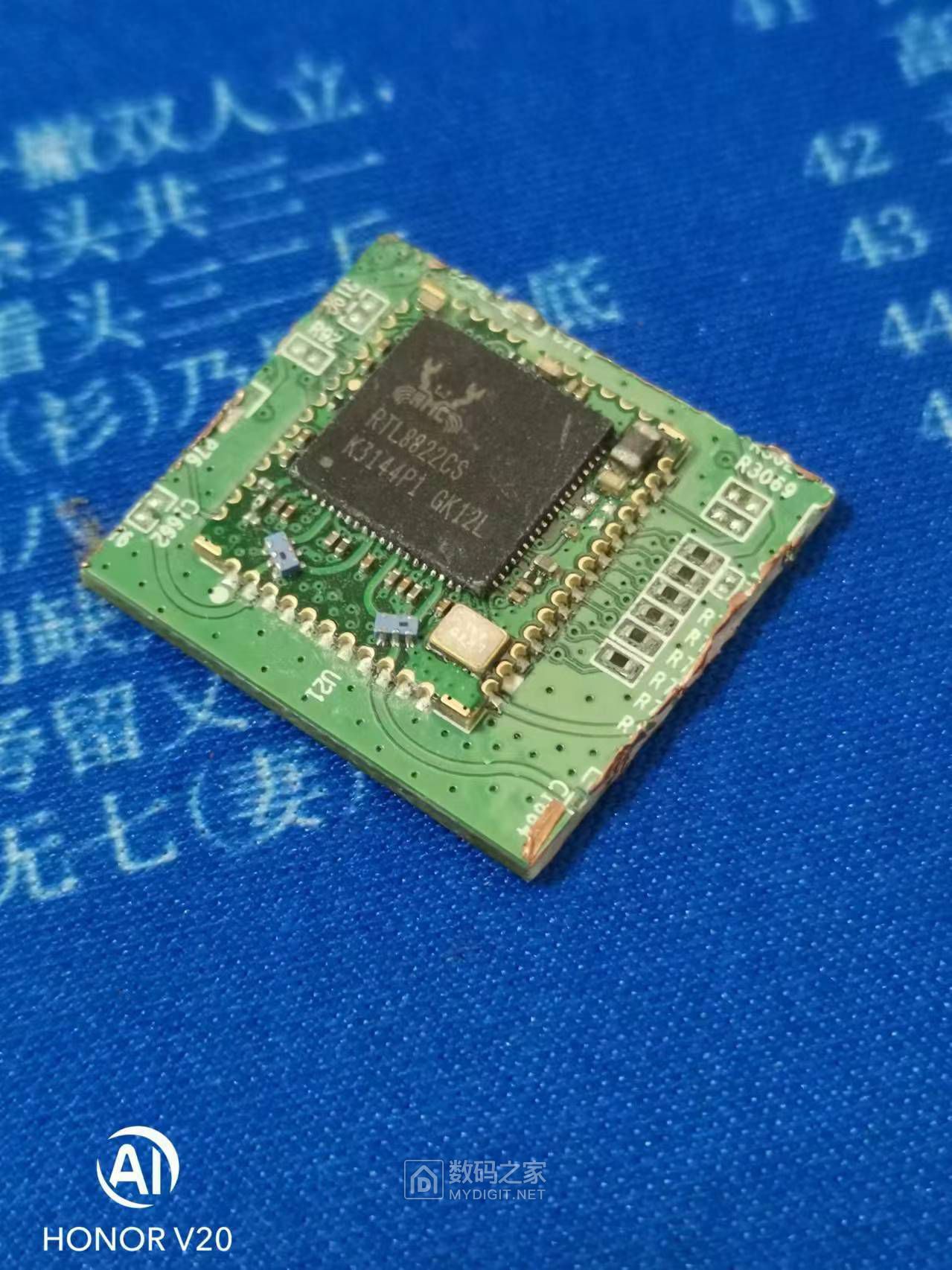 小黄鱼买的8822cs，准备升级电视盒子，不过有个晶振有压痕，不知道是不.... - 拆机乐园 数码之家